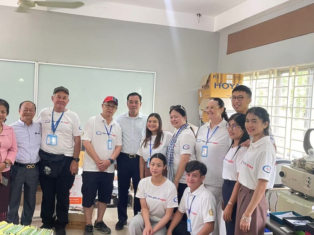 柬埔寨光明之行義醫義診進入第三天 磅湛省省長Un Chanda親臨現場視察 - Australian Chinese Daily