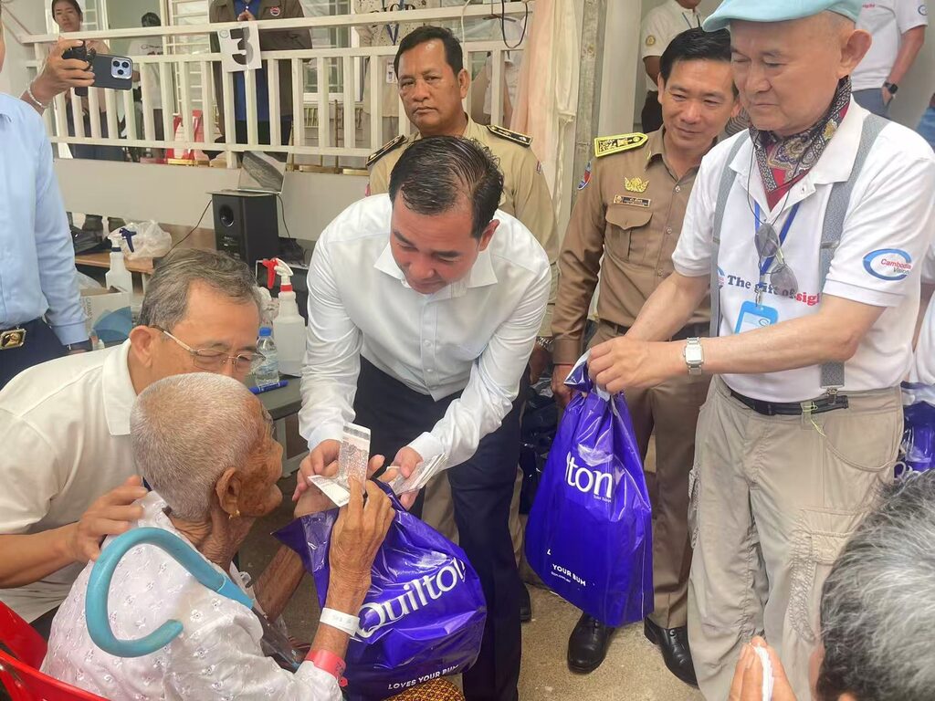 柬埔寨光明之行義醫義診進入第三天 磅湛省省長Un Chanda親臨現場視察 - Australian Chinese Daily