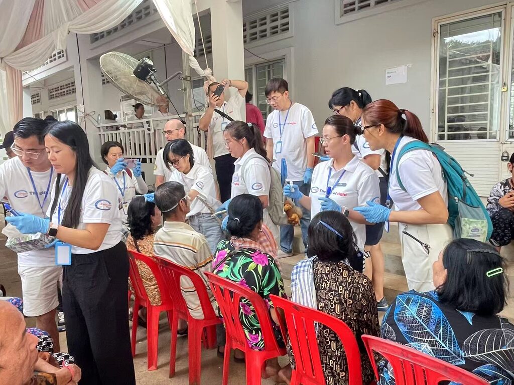 柬埔寨光明之行義醫義診進入第三天 磅湛省省長Un Chanda親臨現場視察 - Australian Chinese Daily